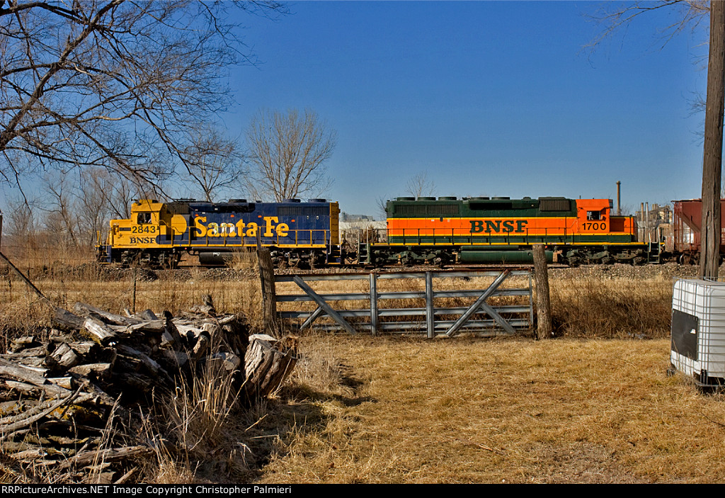 BNSF 2843 and BNSF 1700
